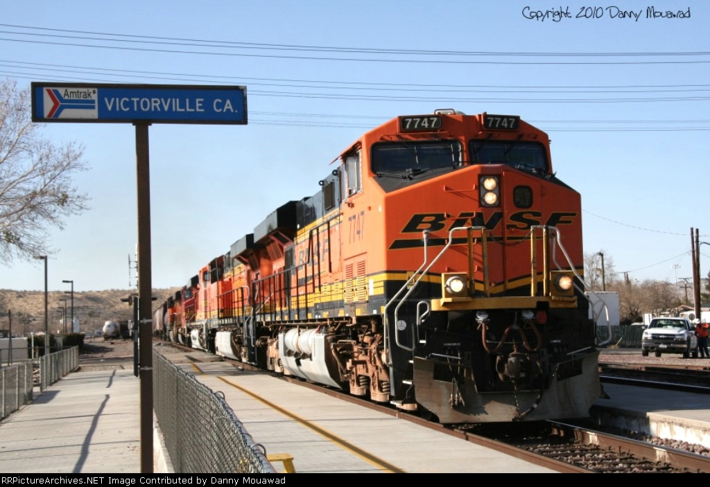 BNSF 7747 West Rolls By the Amtrak Station